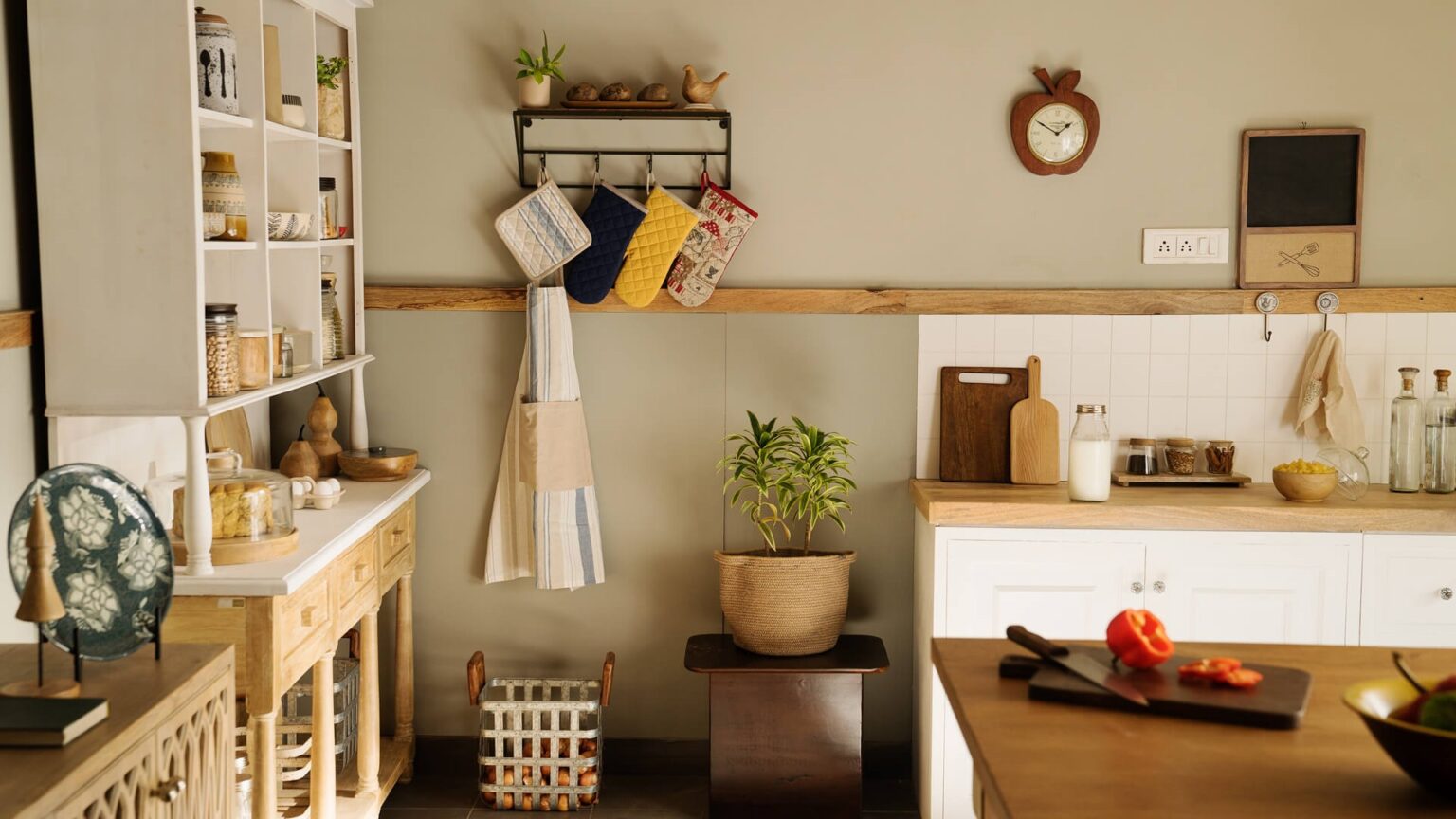 Cleaning/Decorating - Savvy Housekeeping